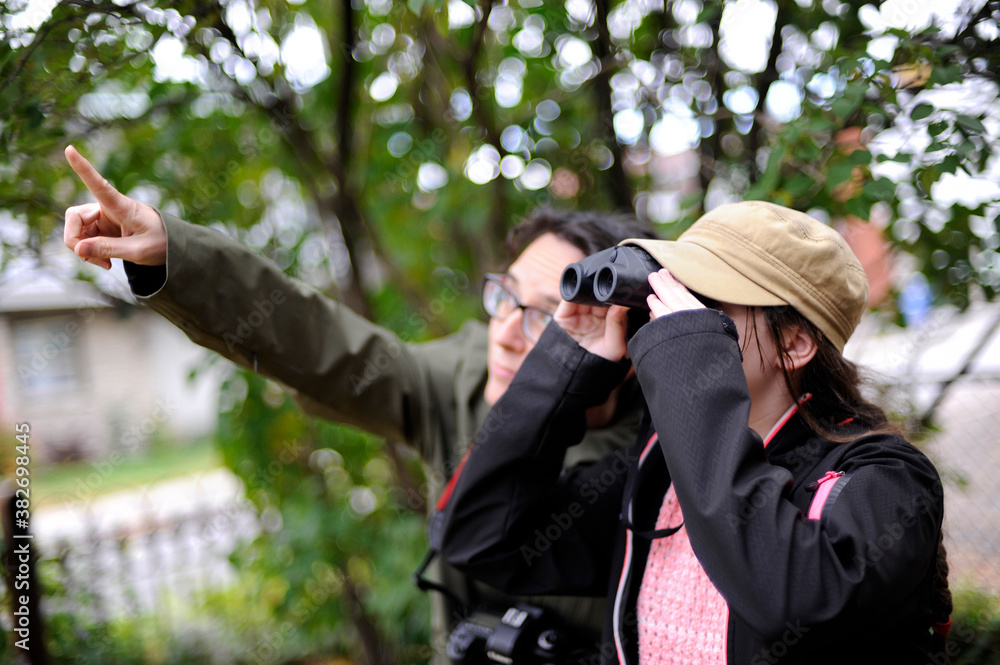 une mère et sa fille font de l'observation d'oiseaux Stock Photo ...