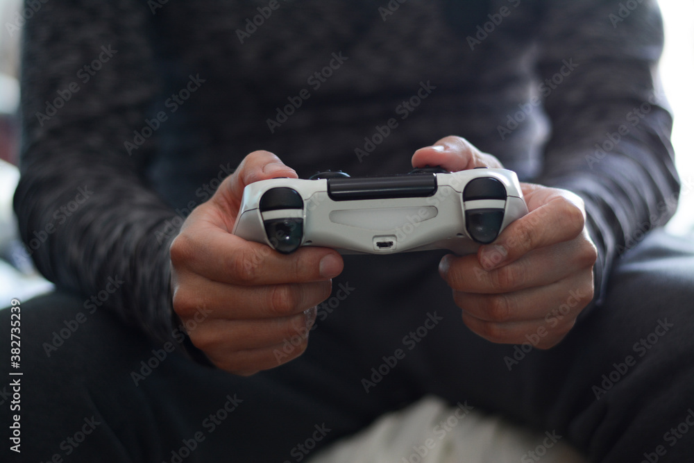 persona jugando videojuegos, persona sosteniendo un control de ...
