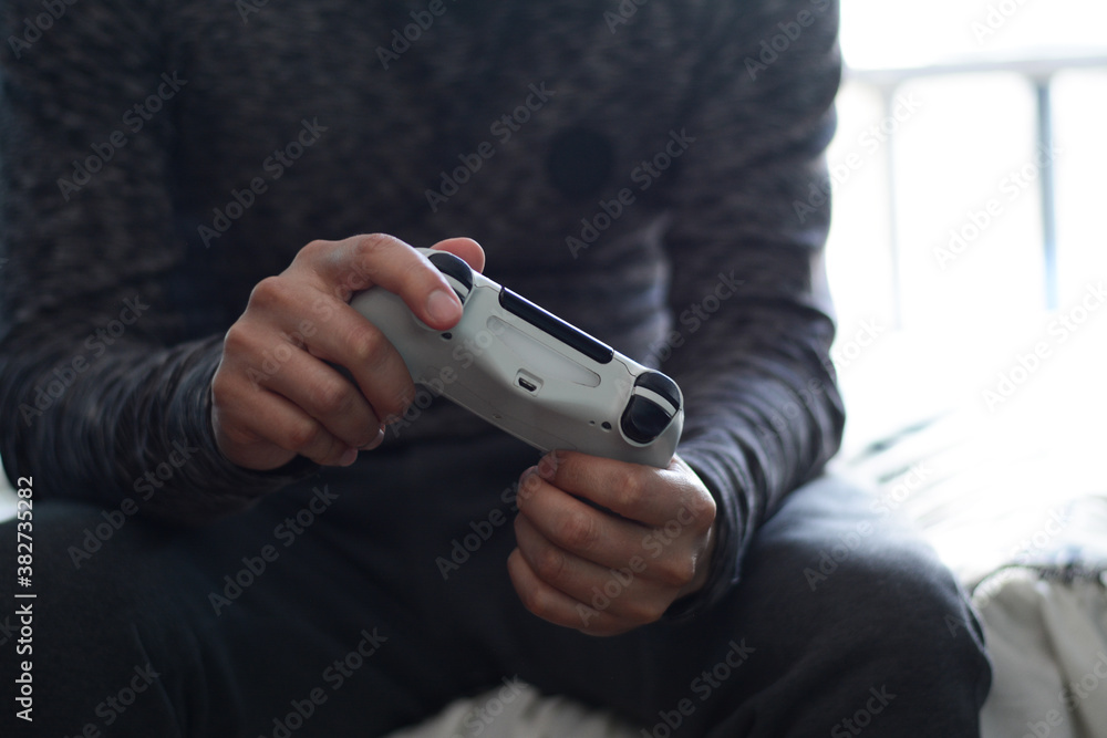 joven divirtiendose jugando videojuegos, persona sosteniendo un control ...