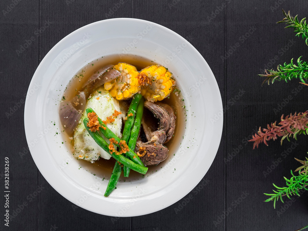 Foto de Top view of Beef Bulalo, a popular a beef soup dish from the ...