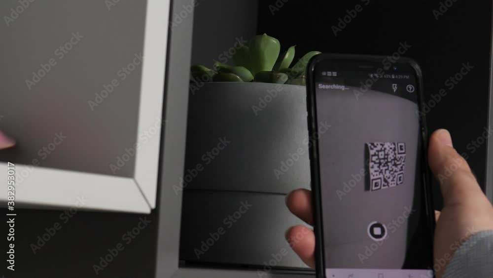 Stockvideo Scanning a QR code located on a flower plant to get more ...