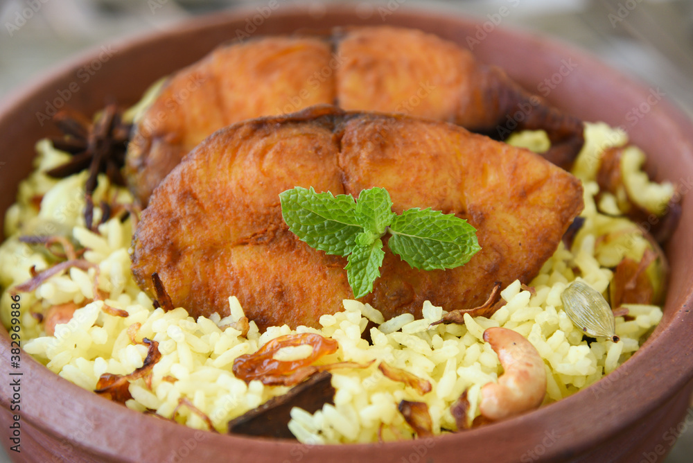 Foto de Fish biryani. Spicy Indian Malabar biryani or Hydrabadi biryani ...
