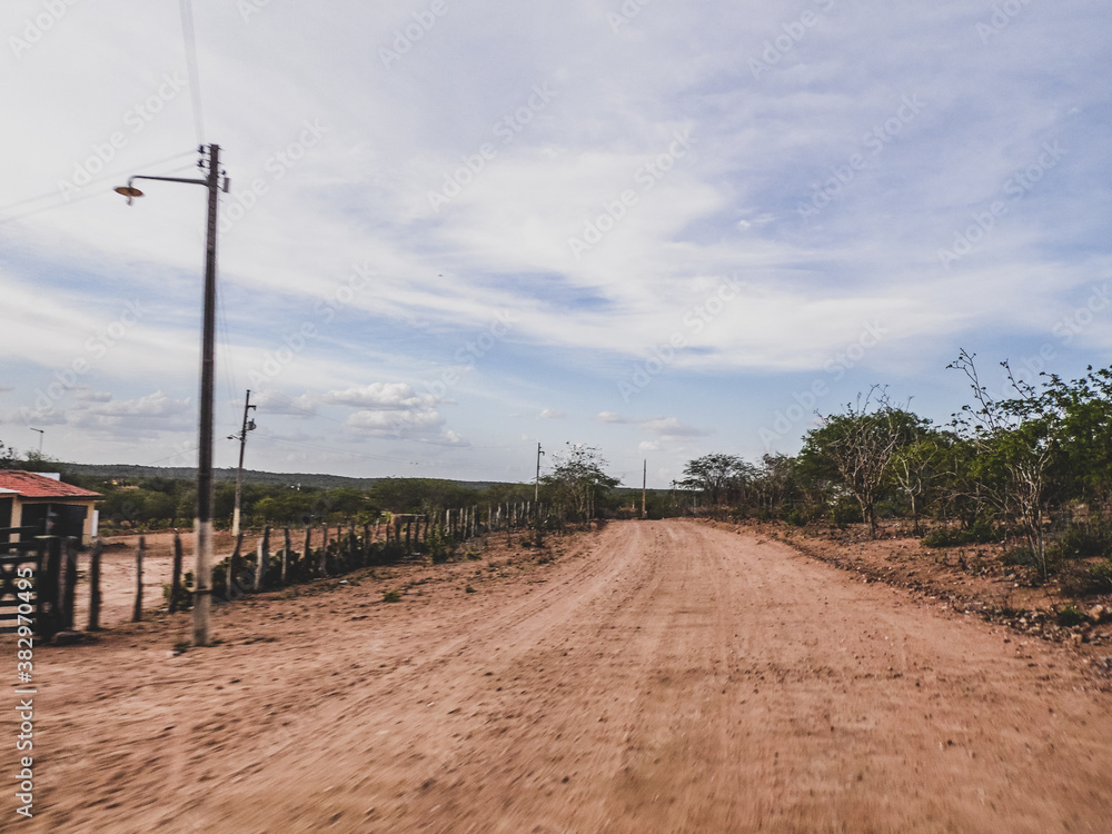 Região rural do sertão do Brasil e conta com a caatinga como bioma ...