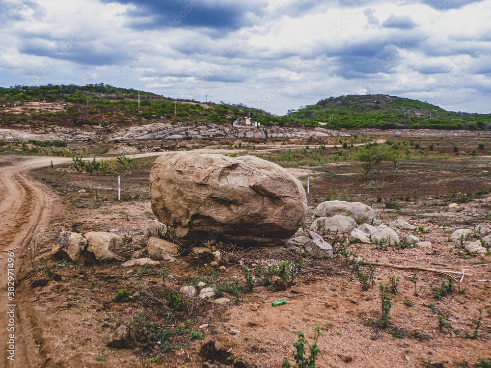 Região rural do sertão do Brasil e conta com a caatinga como bioma ...