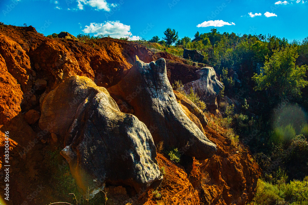 Foto de Roca erosionada con formas redondeadas en tierra roja do Stock ...