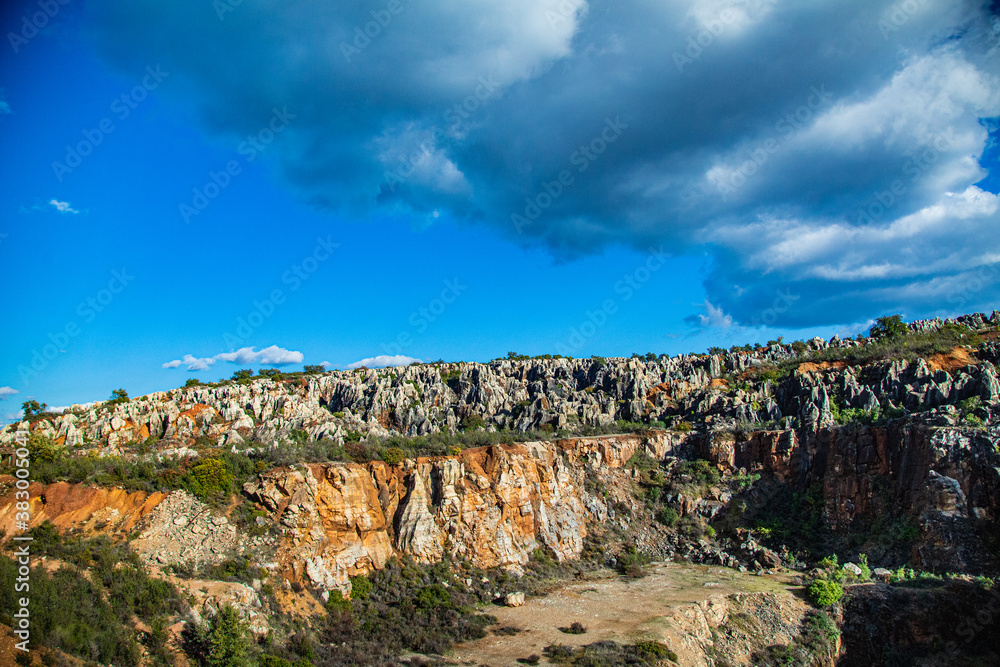 Saliente de mina a cielo abierto con rocas de hierro Stock Photo ...