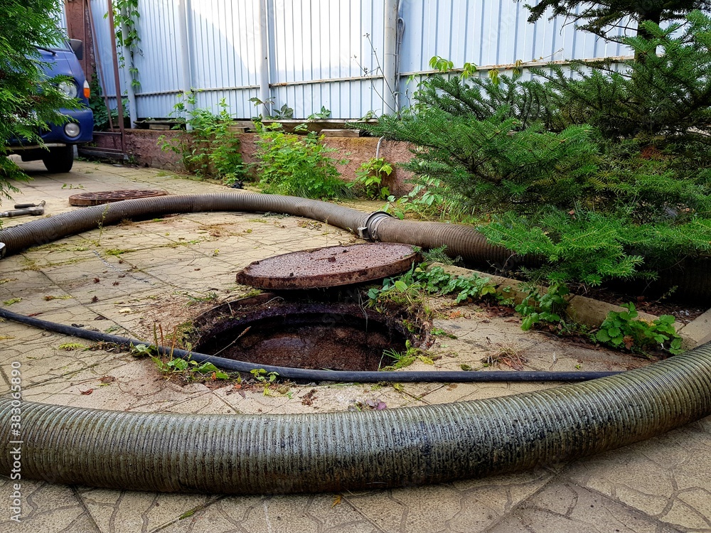 Foto de Image of the courtyard of a private house where a sewer well is ...