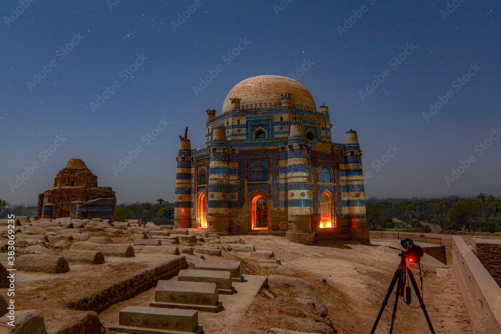 Foto de Uch, frequently referred to as Uuch Sharīf, is an historic city ...