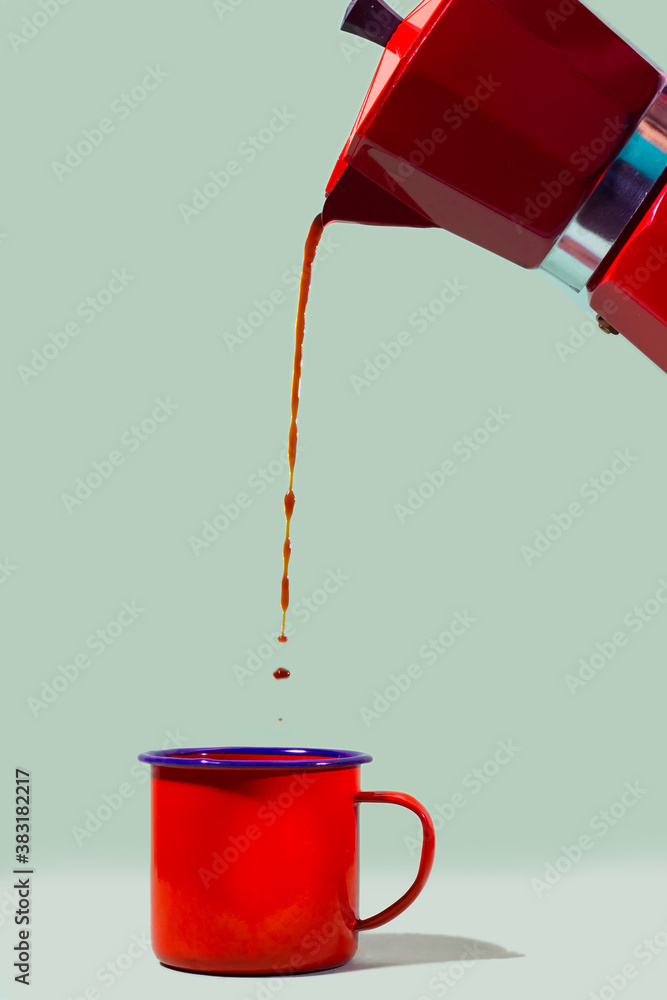 Cafeteira derramando o café na xícara vermelha com fundo verde. Stock ...