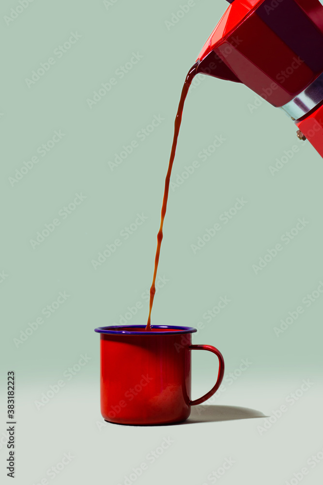 Cafeteira derramando o café na xícara vermelha e fundo verde. foto de ...