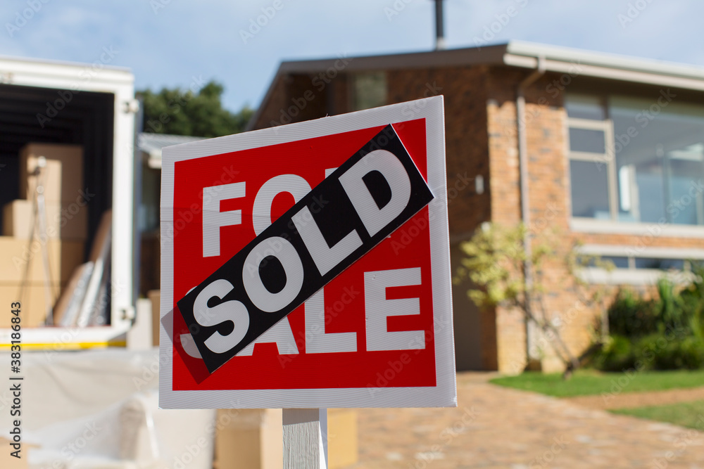 Sold sign outside house and moving van in sunny driveway Stock Photo ...