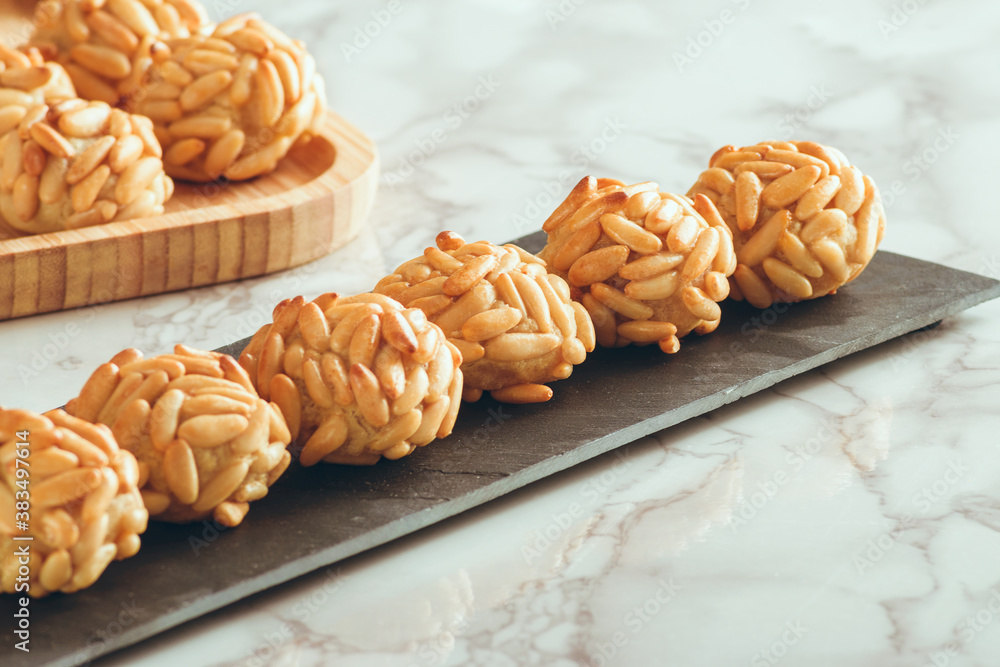 Panellets, postre típico catalan para el día de la castañanda Stock ...
