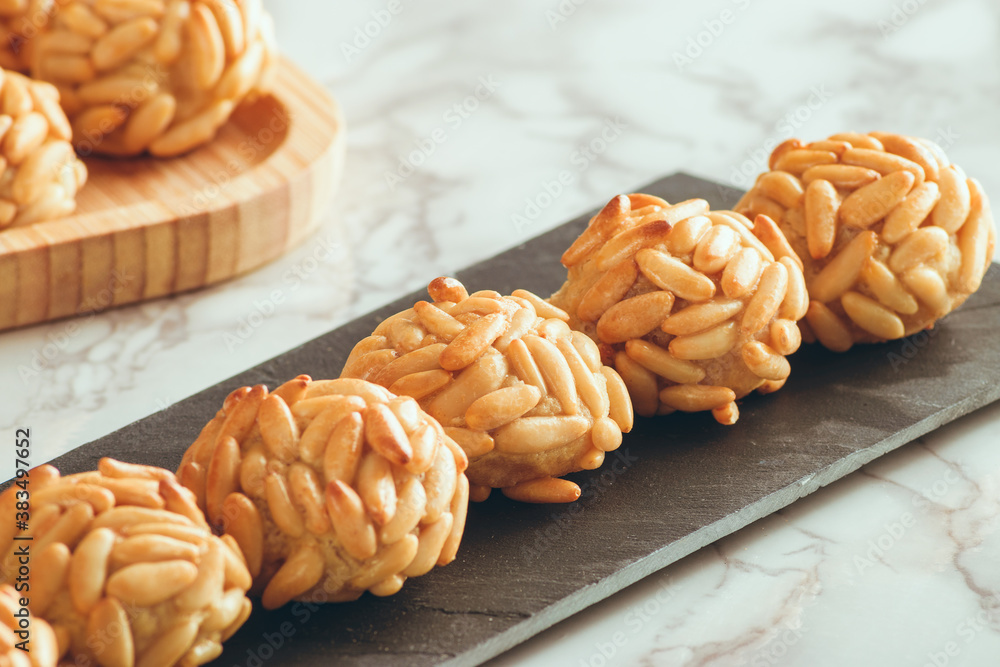 Panellets, postre típico catalan para el día de la castañanda Stock ...
