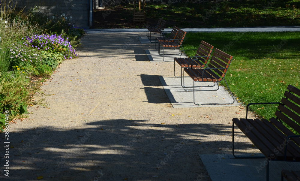 park benches lined with wood along the entire wide threshing gravel ...