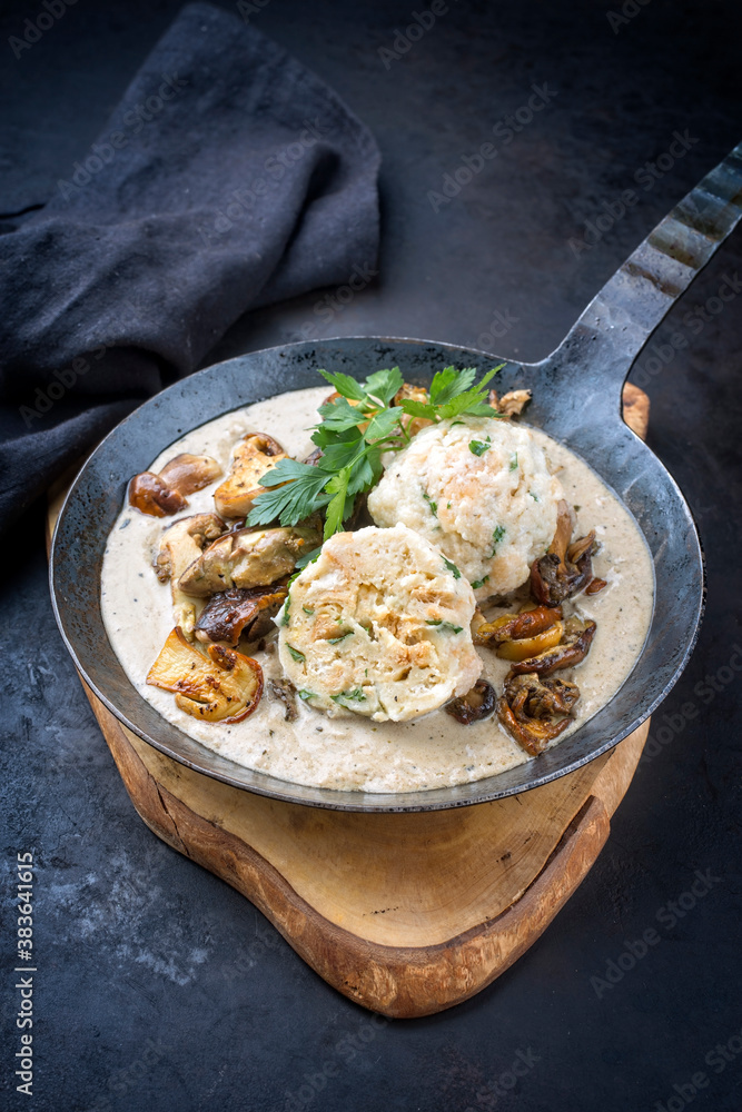 Modern Style traditionelle deutsche Steinpilz Suppe mit Semmelknödel ...