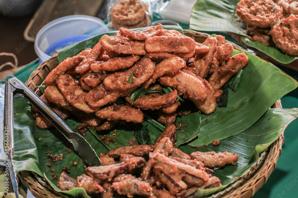 Foto de Deep fried bananas with sesame call "Kluay Tod " on rattan tray ...