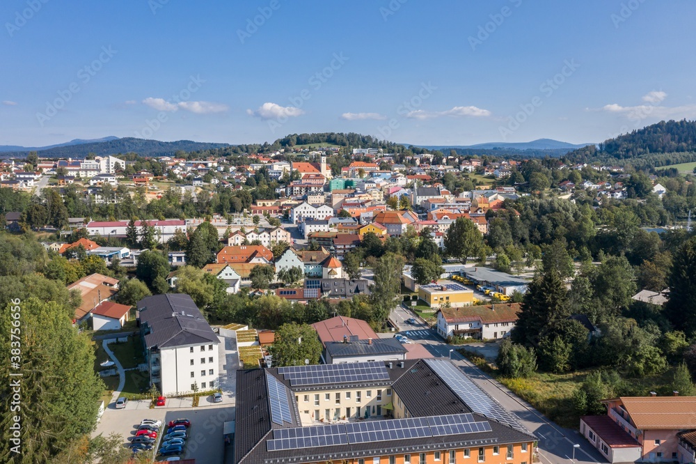 Bild einer Luftaufnahme mit einer Drohne der Stadt Grafenau im ...