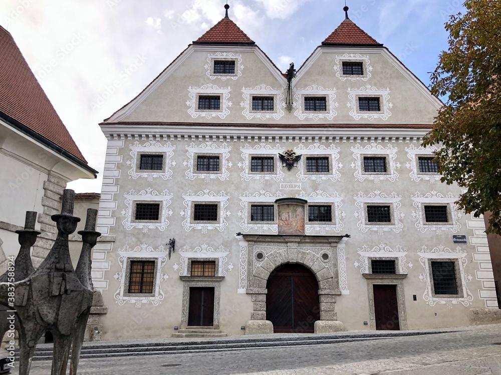 Schönes altes Haus mit Bürgerbrunnen in der Altstadt von Steyr ...