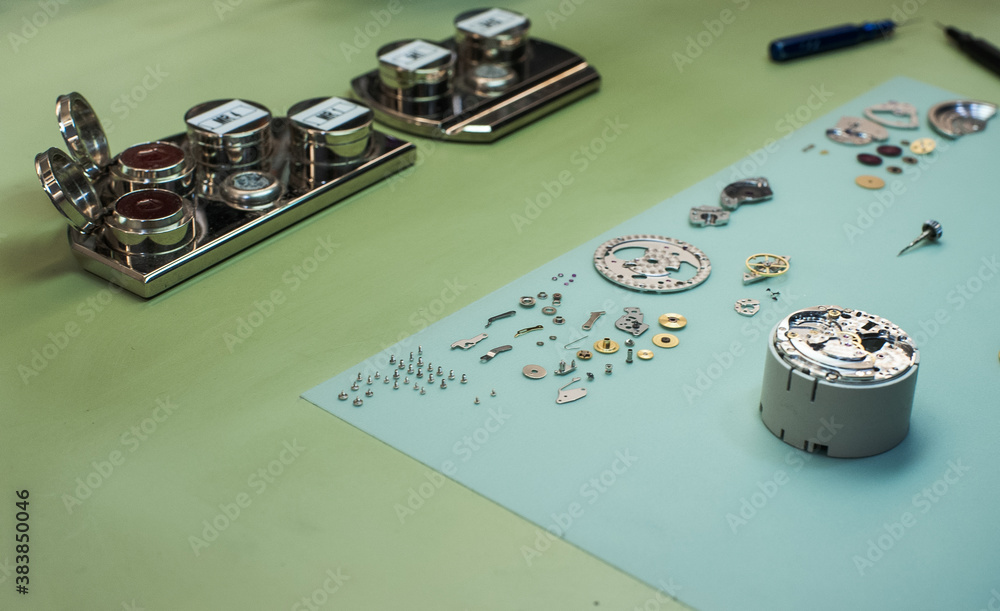 Reloj mecánico desmontado por un relojero en una relojería (piezas del ...