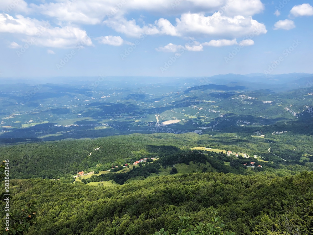 Foto de Wonderful panoramas of forests and pastures from the lookout in ...