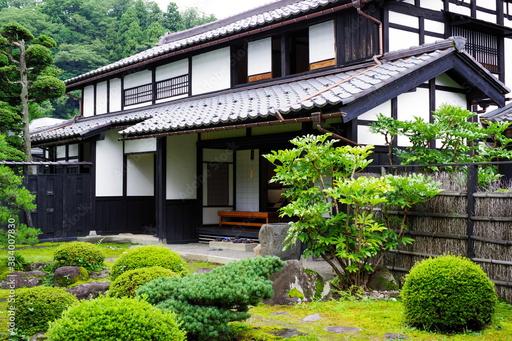 日本の伝統的な古民家の外観 Stock 写真 | Adobe Stock