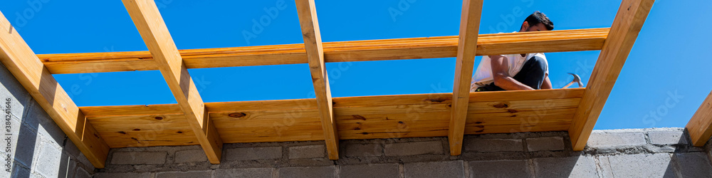 construccion de techo de madera con madera de machimbre colocada con ...