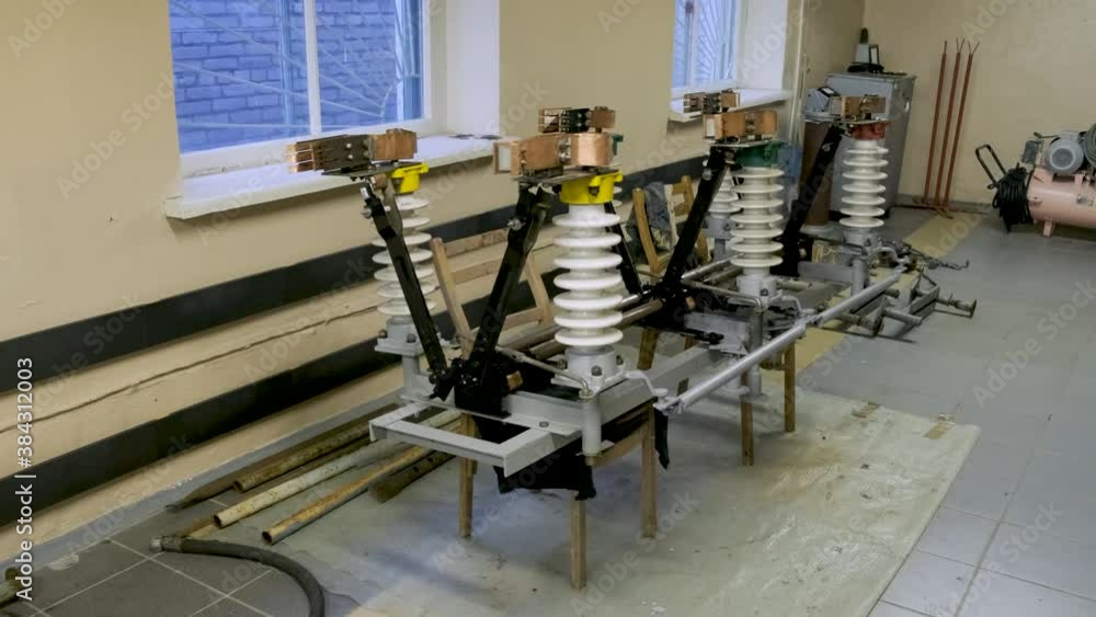 Video „Preparation of a 35 kV electrical disconnector for installation ...