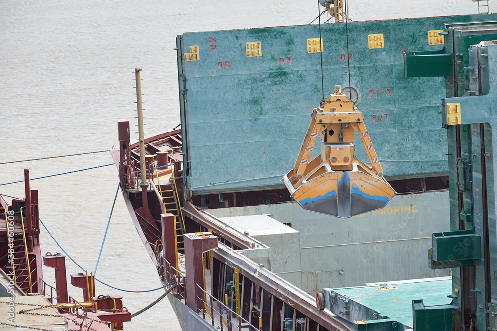 Loading and dischargind operation of bulk cargo bauxite on bulk carrier ...