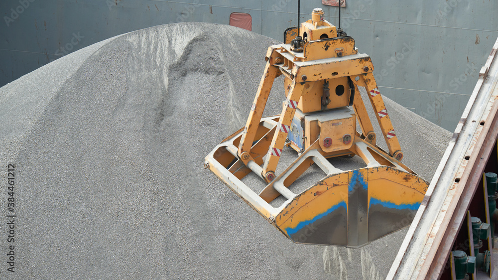 Loading and dischargind operation of bulk cargo bauxite on bulk carrier ship using grab bucket ...