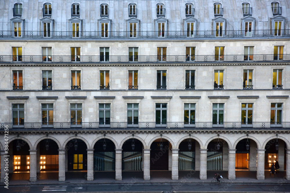 Foto de Typical buildings and arches of the rue de Rivoli, Paris France ...