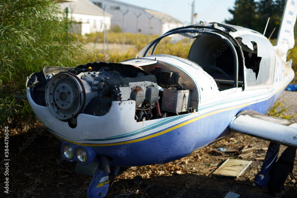 Avioneta abandonada rota aerodromo sur de españa en el atardecer motor ...