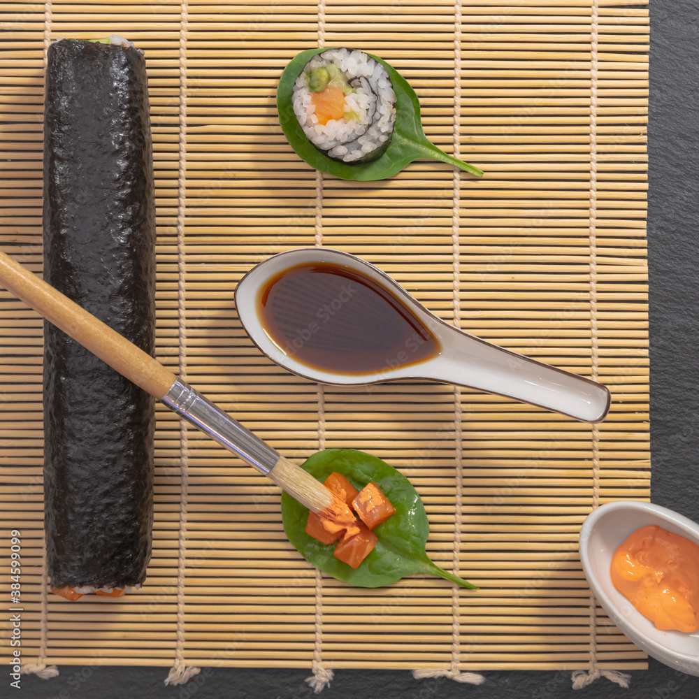 Foto de Présentation de plat de cuisine Japonaise, sushi et maki sur ...