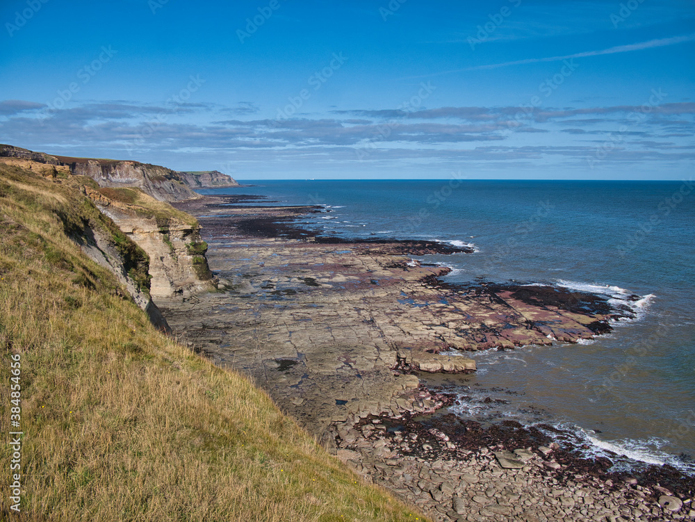 Foto de North of Robin Hood's Bay in Yorkshire, UK, low tide reveals ...