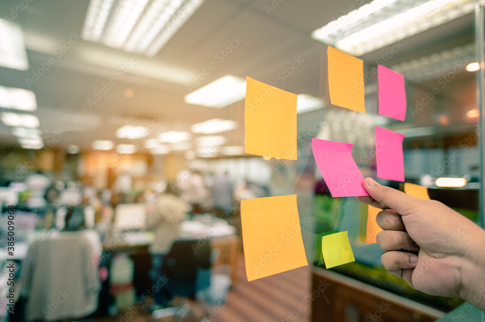 Foto Stock Colorful post it paste on glassed have copy space for put ...