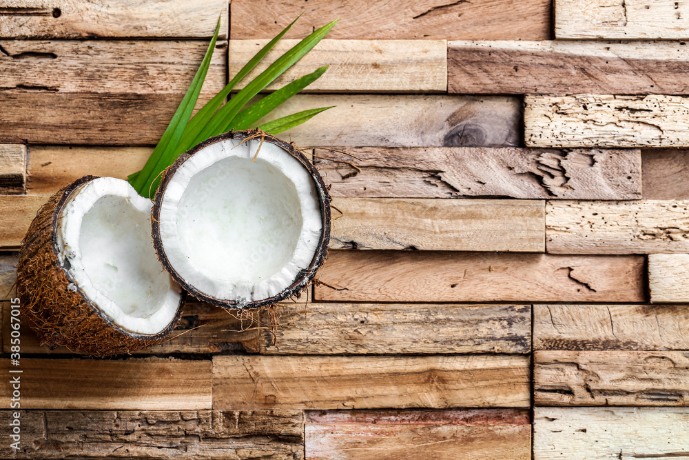 noix de coco sur fond en bois texturé Stock Photo | Adobe Stock