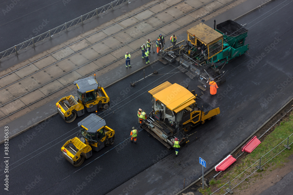 Foto de On city streets, repair work to replace the asphalt pavement ...
