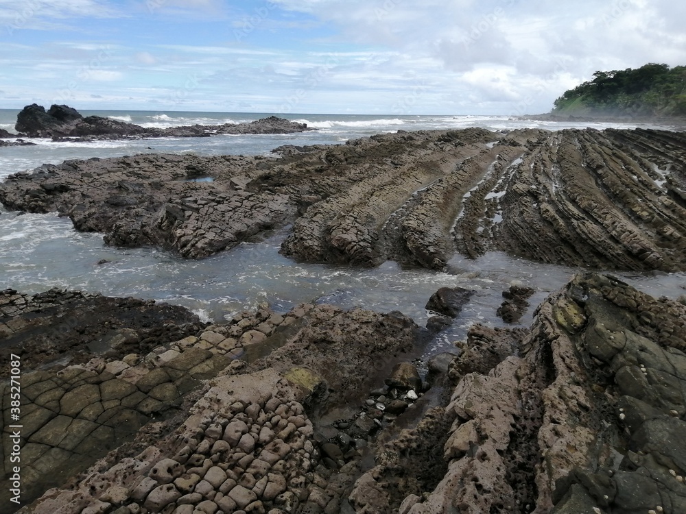 Costas rocosas en las playas cubiertas de conchas marinas. Vista ...