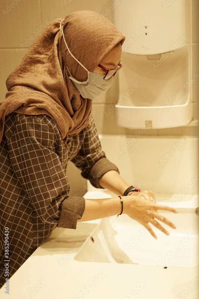 Foto de Muslim women are giving examples of proper and proper hand ...
