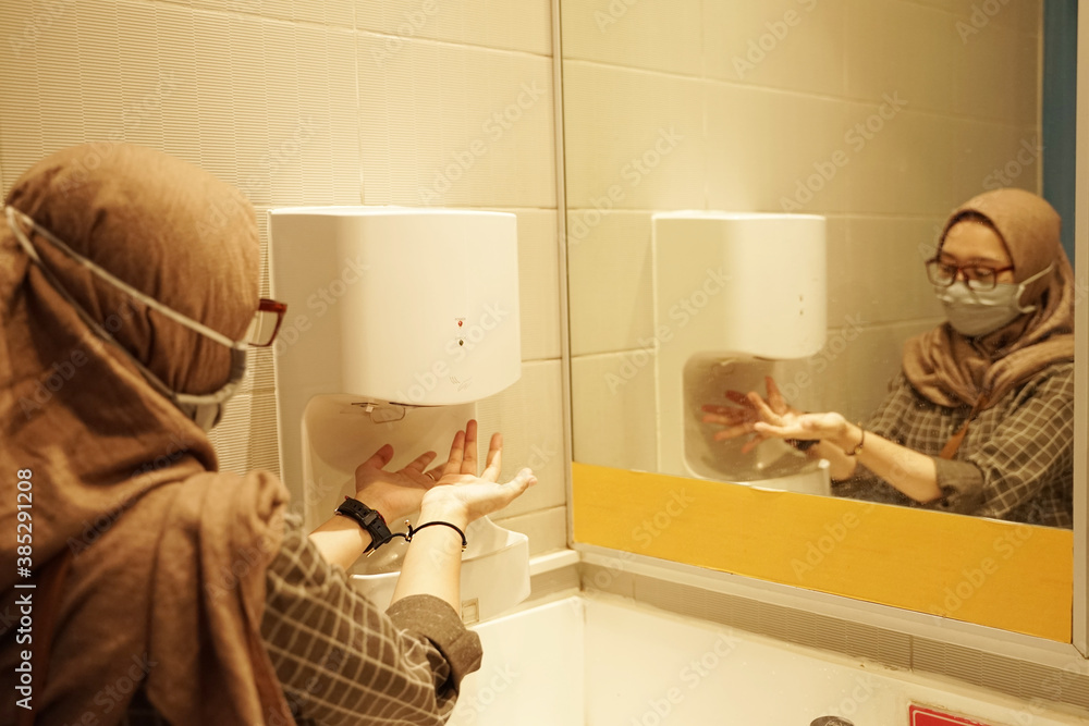 Muslim women are giving examples of proper and proper hand washing ...
