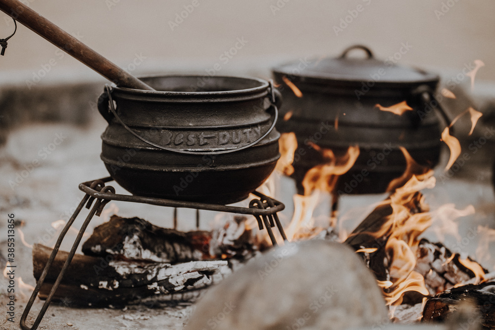 Gusseiserner Topf auf einem Feuer in Namibia beim Camping Stock Photo ...