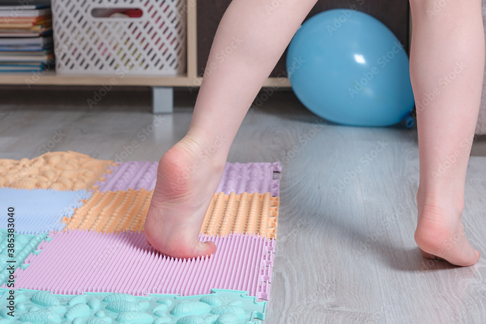 Foto de Toddler baby foot massage mat. Exercises for legs orthopedic ...