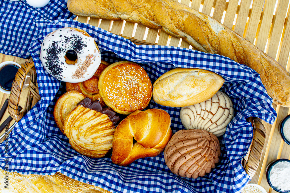Canasta de pan con surtido, donas, conchas, bísquet, cuernito y bolillo ...