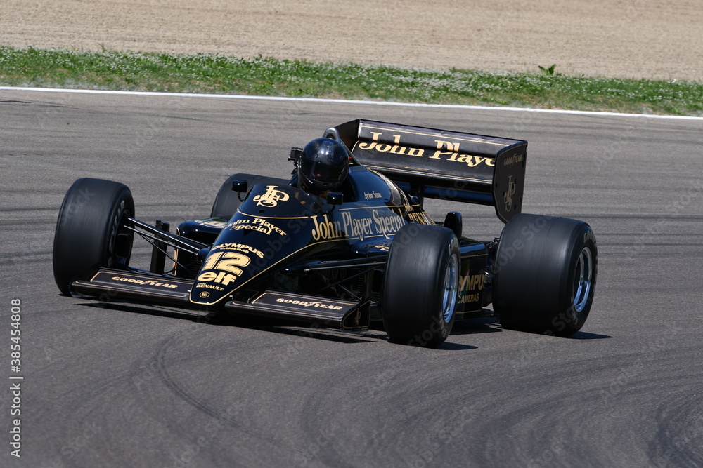 Foto de Imola, 27 April 2019: Historic 1985 F1 Lotus 97T/4 John Player ...