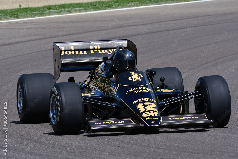 Foto de Imola, 27 April 2019: Historic 1985 F1 Lotus 97T/4 John Player ...