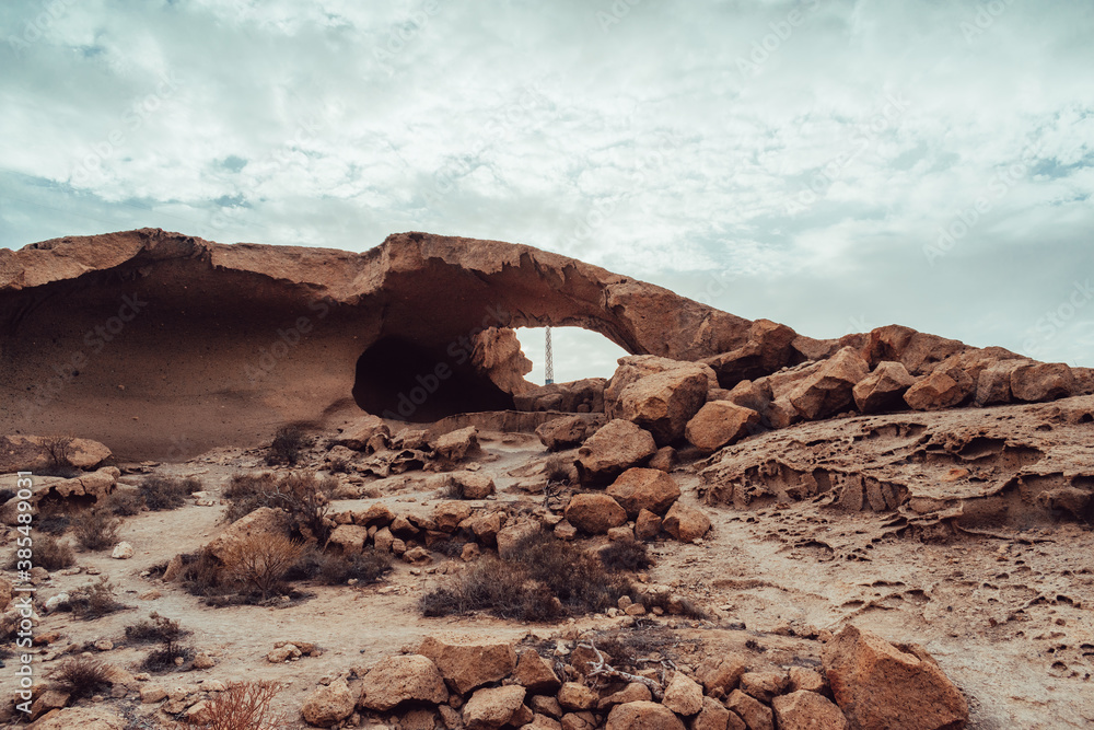 Paisaje de un arco natural en medio del desierto Stock Photo | Adobe Stock