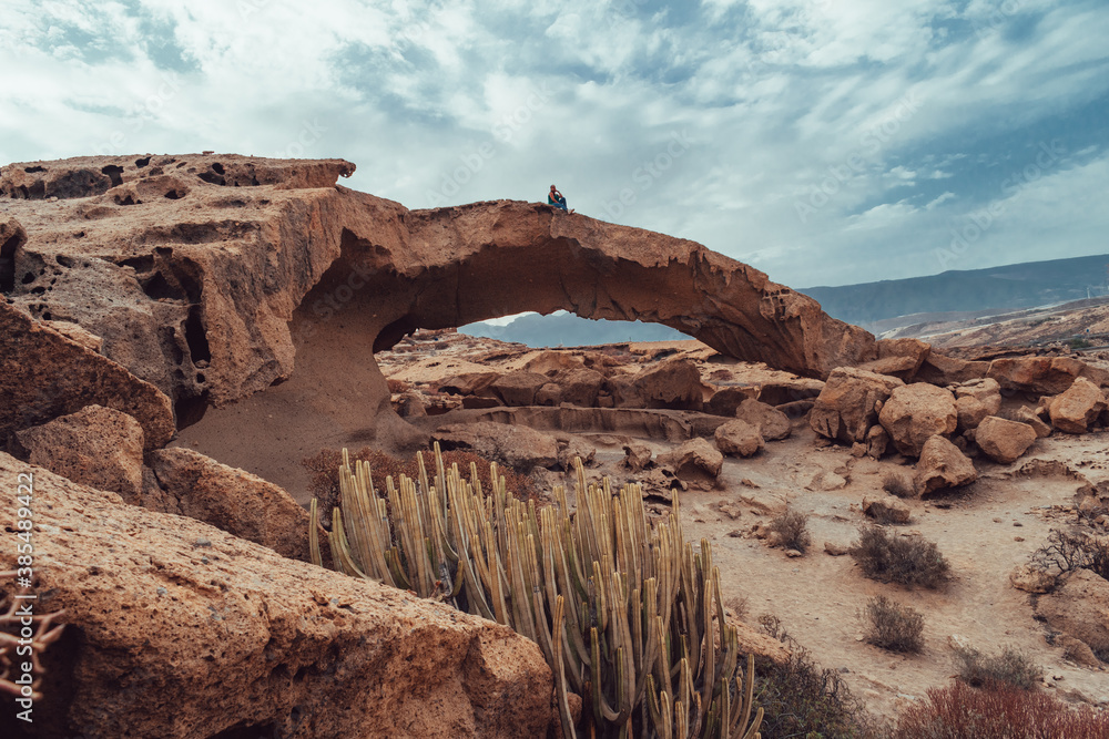 Paisaje de un arco natural en medio del desierto Stock Photo | Adobe Stock