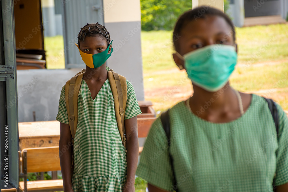 school kids wearing face masks and observing physical distancing Stock ...