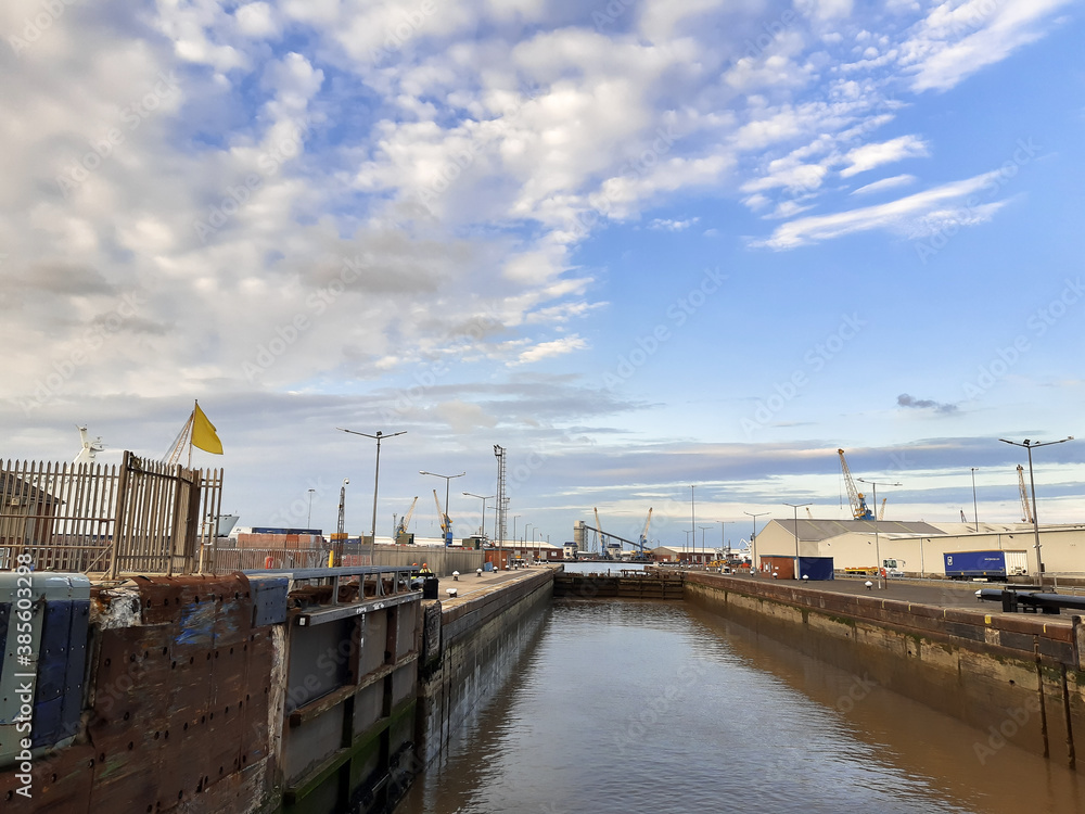 Sluice complex with water filled reservoir and sluice complex in ...