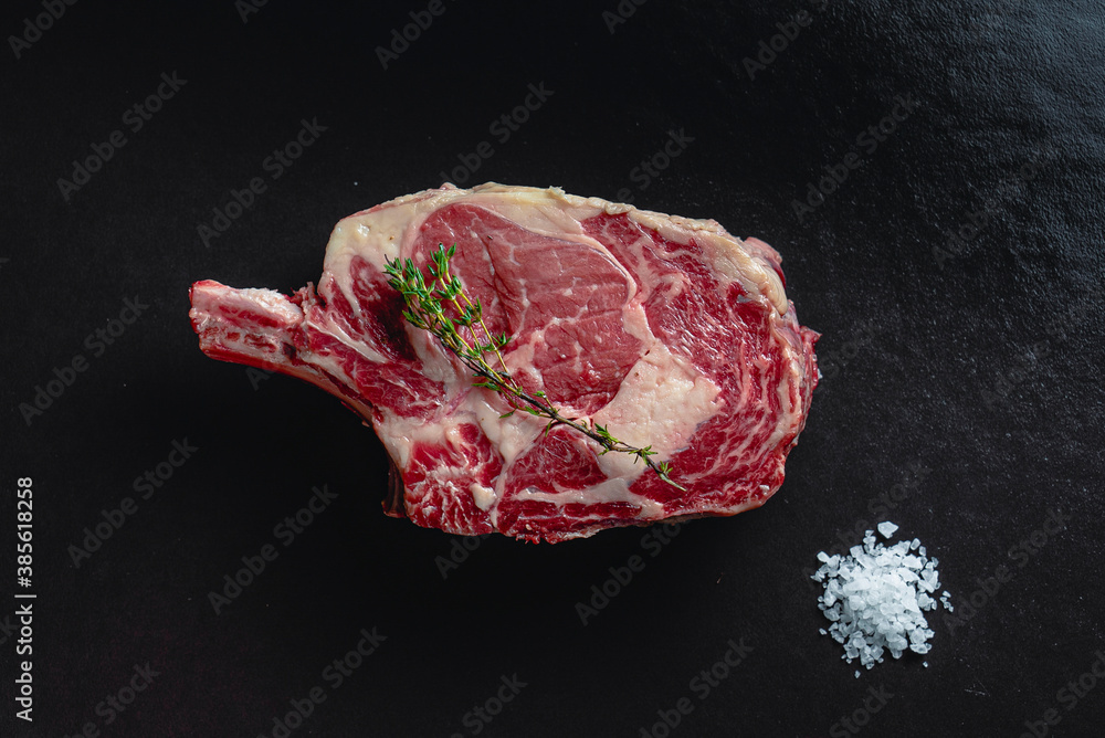 Corte Rib eye con hueso crudo carne roja de res fotografía de producto ...