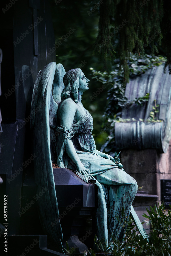 Engel, Grabmal auf einem Grab auf dem Melatenfriedhof, Köln Stock Photo ...